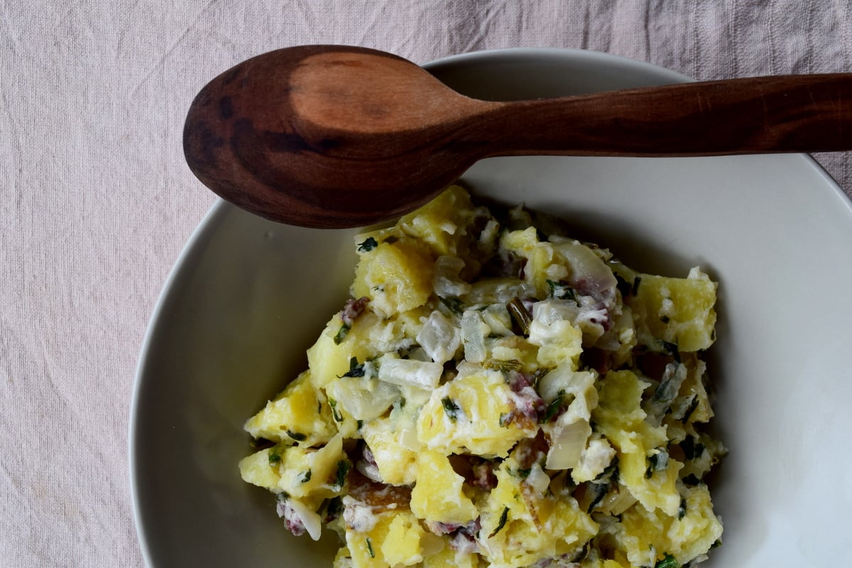 Foraging For Hop Shoots - The Most Expensive Vegetable In The World